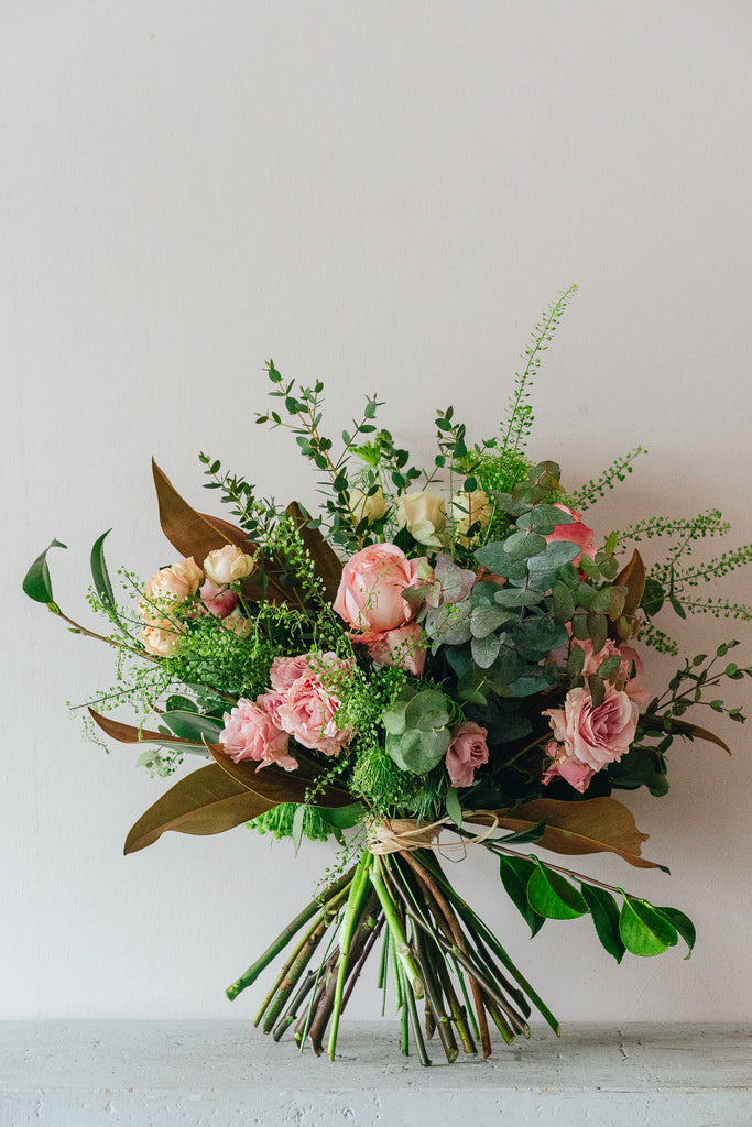 Ramo de rosas y magnolio – El Taller de Lucía